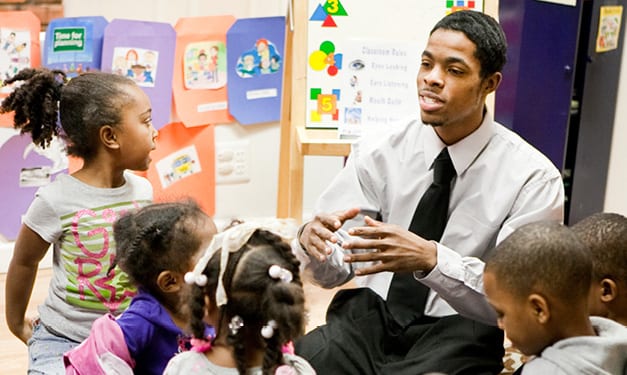 🎖 Biträdande lärare Ronald Jenkins har som mål att vara en förebild för ...