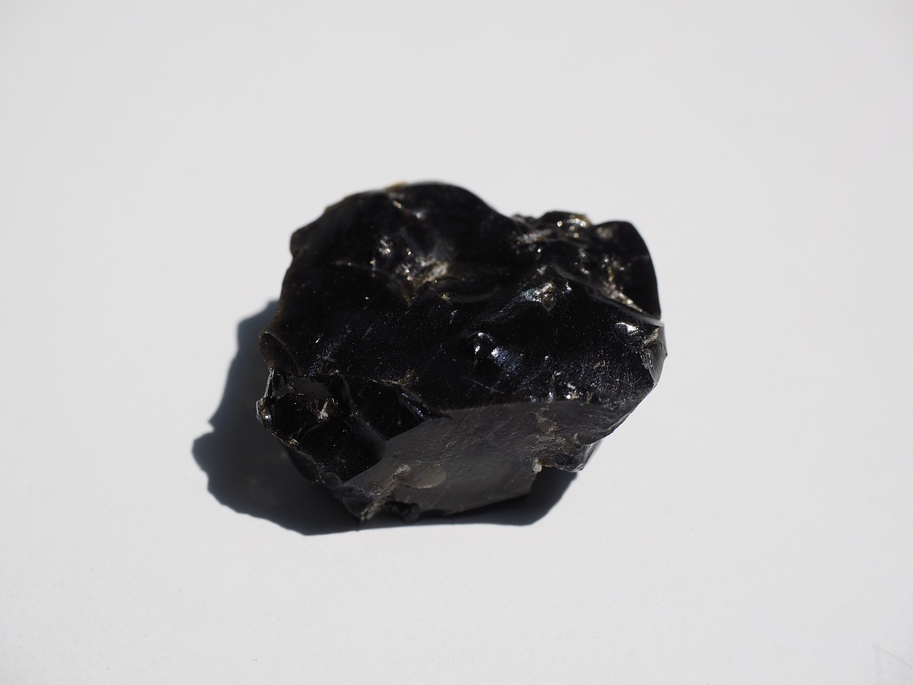 🎖 Obsidiana: 5 propiedades mágicas y curativas de esta piedra